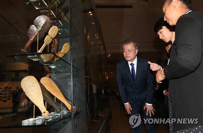문 대통령 마오리 전통 전시물 관람
