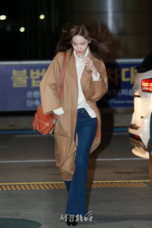 소녀시대 윤아 롱코트 속 완벽한 청바지핏 공항패션