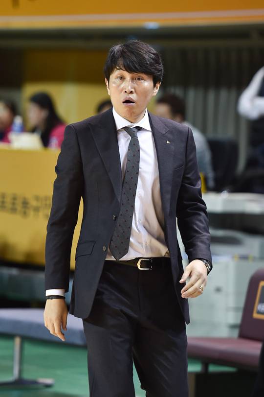 벤치명암 2전3기 끝 승리 안덕수 감독 고비 넘겨준 선수들 고맙다