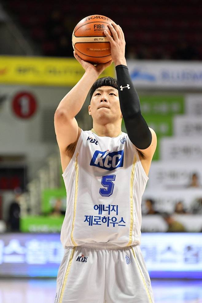'이정현 33점' KCC, 2차 연장 접전 끝에 KGC 꺾고 3연패 탈출