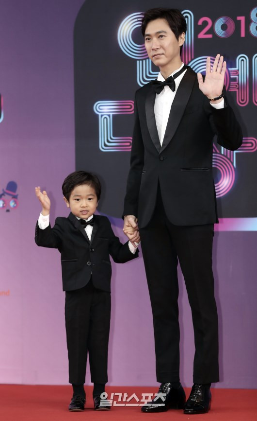 포토 고지용 고승재 부자 멋진 턱시도 차림
