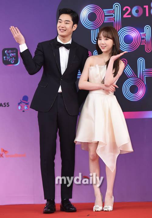 Md화보 다 벗고 온 줄러블리즈 케이 착시 일으키는 누드톤 의상