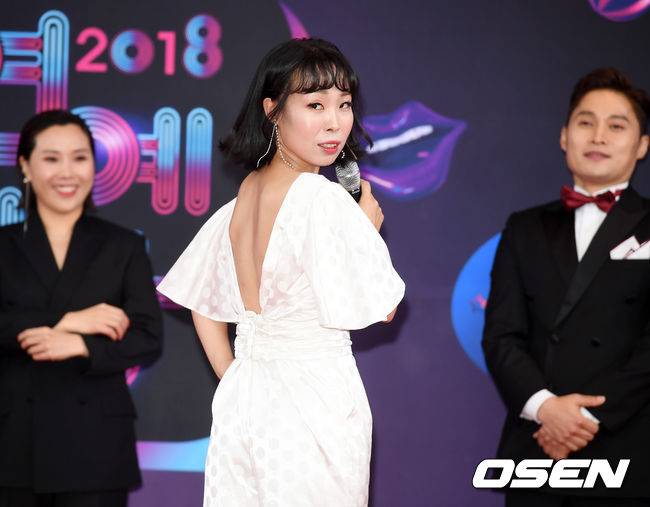 오나미시선 사로잡는 뒤태 사진