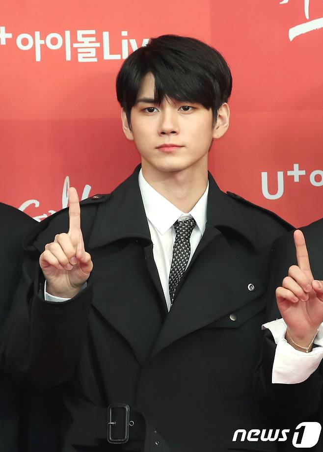 워너원 옹성우 옹비드의 근사한 눈빛