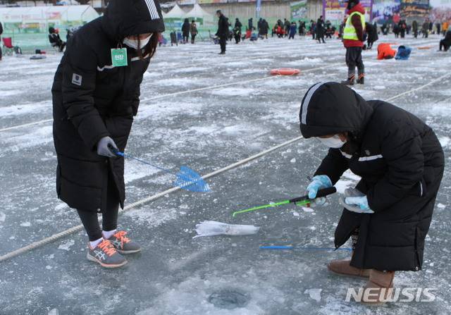 얼음낚시 삼매경에 빠진 가족