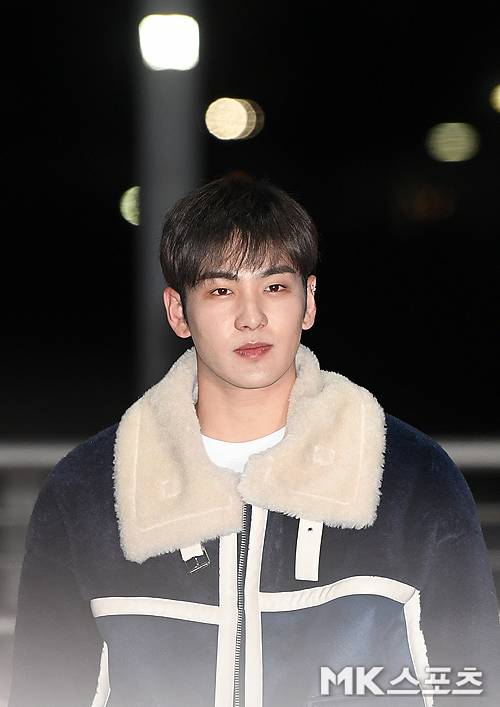 뉴이스트w 백호 공항에서 화보를~ Mk포토