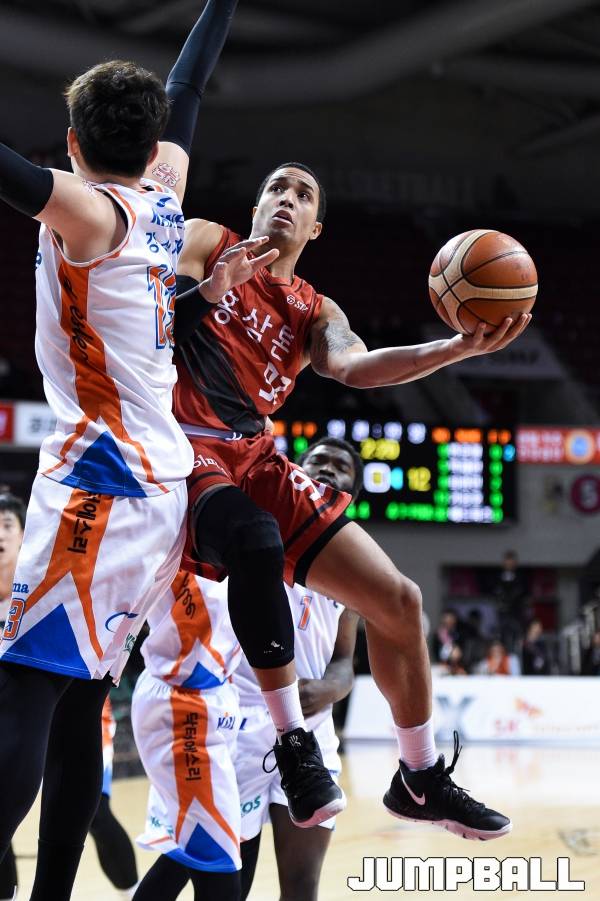 [JB포토] KGC 에드워즈 '득점하기 참 까다롭네?!'