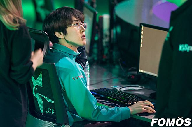 롤챔스 1세트 패배한 담원 탑 라인에 플레임 이호종 교체 투입