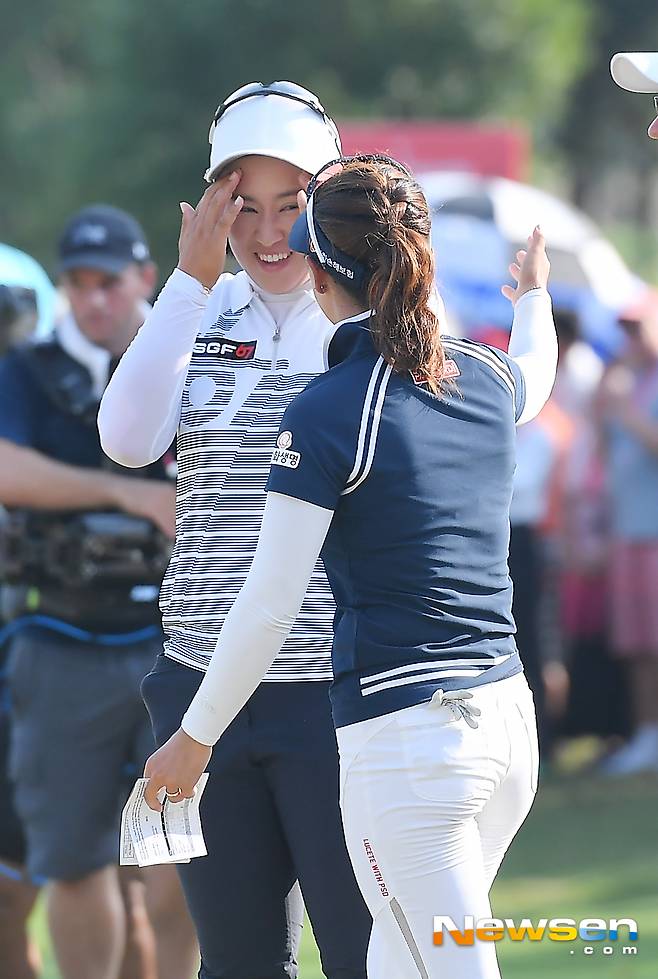 HONDA LPGA 우승 양희영 '신지은 축하에 쑥스러운 미소'[포토엔HD]