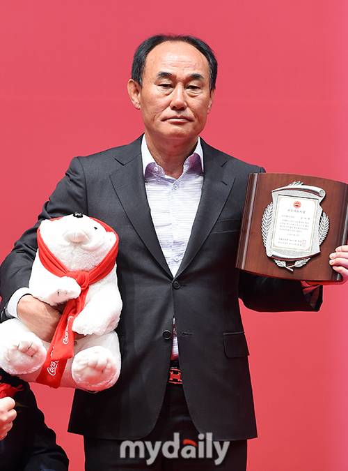 우수지도자상 김학범 감독 궂은일 도맡은 흥민·의조·현우 고마워