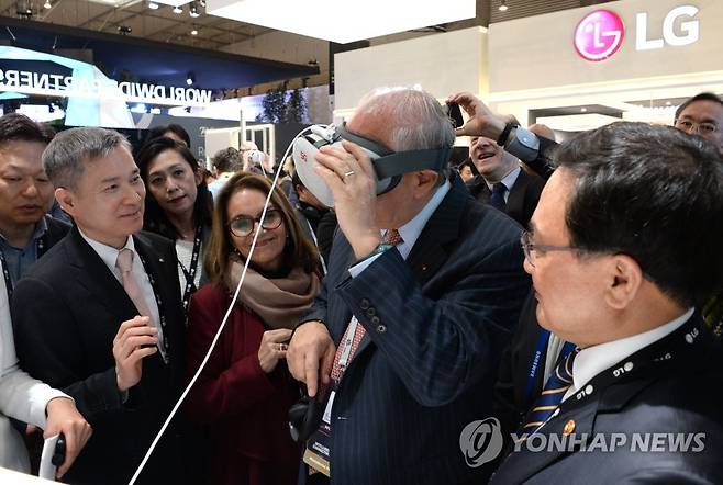 유영민 장관 MWC LG유플러스 전시관 방문