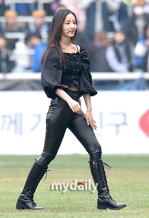 Md화보 압박붕대 수준모모랜드 연우 빈틈없이 조이는 가죽바지