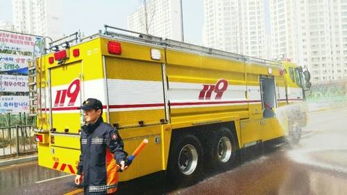 미세먼지 저감에 소방차 동원도로에 물 뿌려 확산 방지