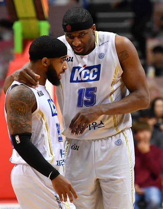 '골밑 대장군' 브라운 "KCC, PO만 올라가면 승산 충분해"