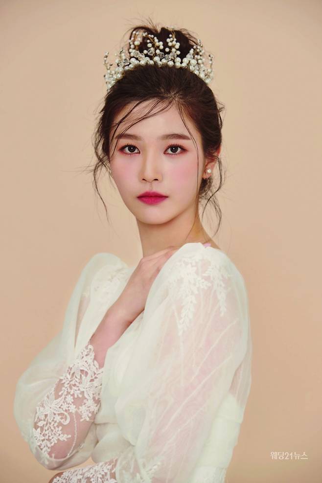 웨딩헤어메이크업 변천사 2018년 ~ 현재 각자의 개성 꾸미지 않은 자연스러움