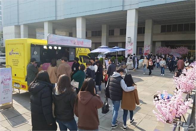 롯데백화점 창원점 벚꽃속의벗 새봄맞이 세일