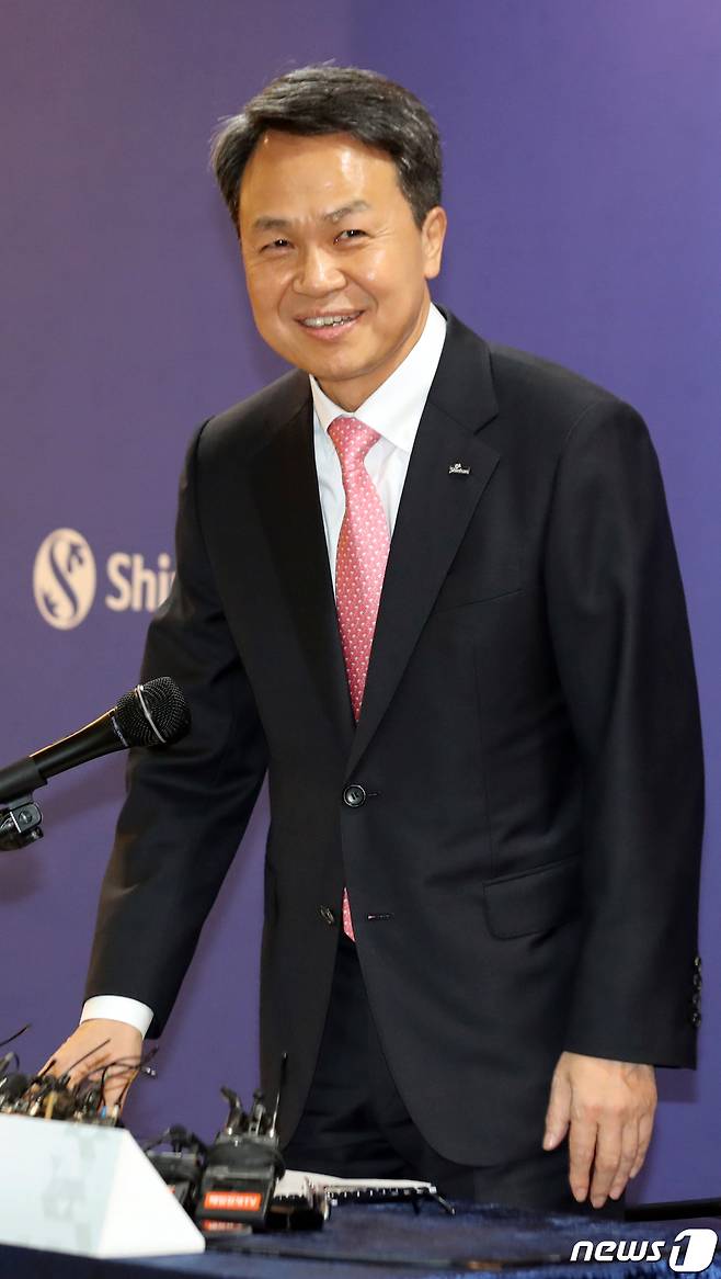 미소 보이며 입장하는 진옥동 신임 신한은행장