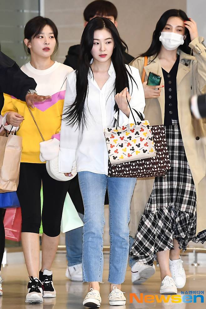 레드벨벳 아이린 청바지흰셔츠 완벽한 조합의 공항패션 포토엔hd