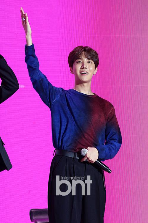 [bnt포토] 방탄소년단 제이홉 '반가워요~'