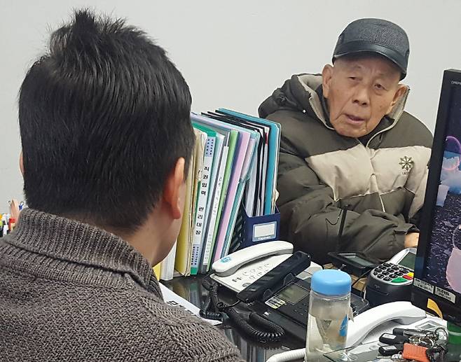 치매 아내를 잘 보살피고 싶어서 요양보호사 자격증 딴 91세 할아버지