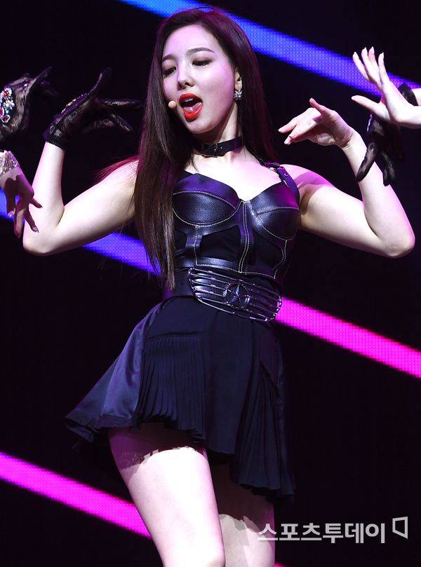 St포토 트와이스 나연 확 달라진 분위기