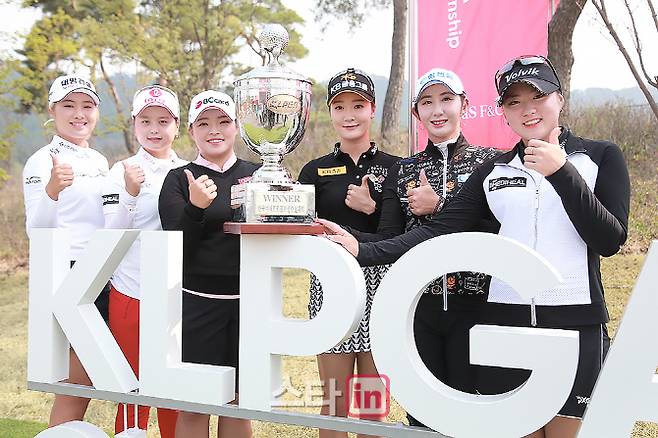 [포토] 크리스 F&C KLPGA 챔피언십 포토콜 '순회배 앞에서 엄지 척'