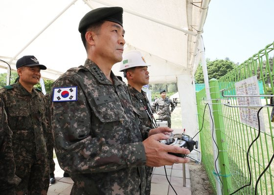 드론이 적 발견해 자폭까지육군이 꿈꾸는 드론의 미래전