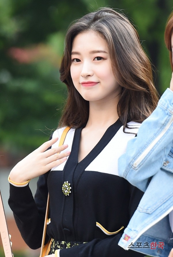 오마이걸 아린 너무 예뻐져서 깜짝 뮤직뱅크 출근길