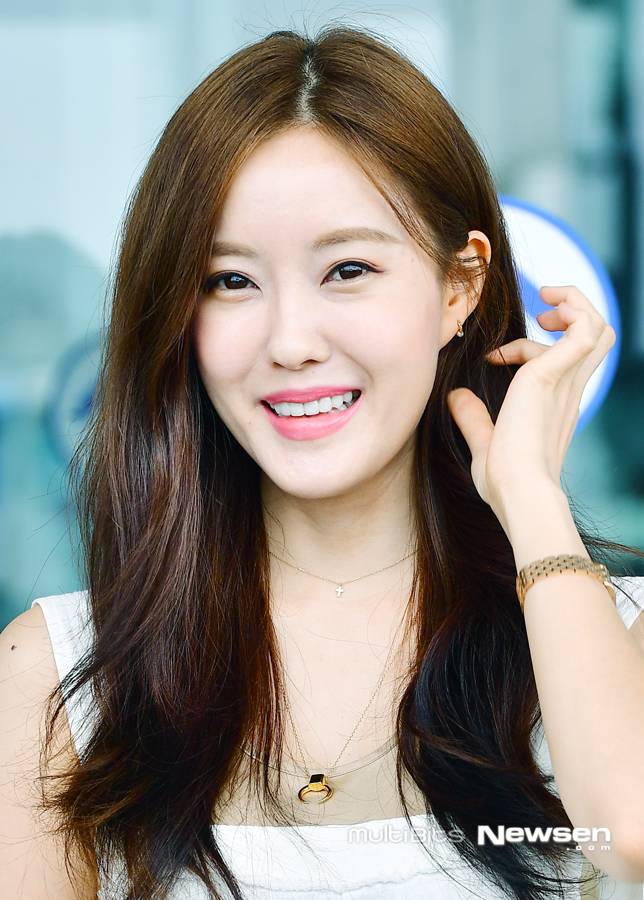 효민 클로즈업에도 변함없는 꽃미모 공항패션 포토엔hd