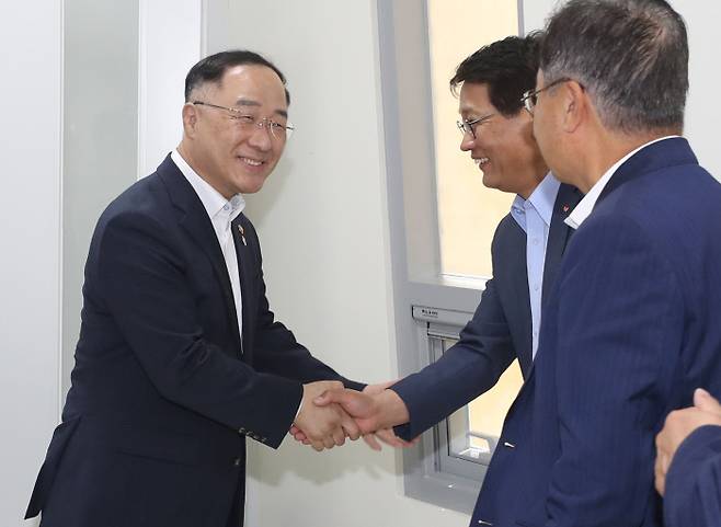 석유화학 대기업에 당근 줄게 상생협력 해다오
