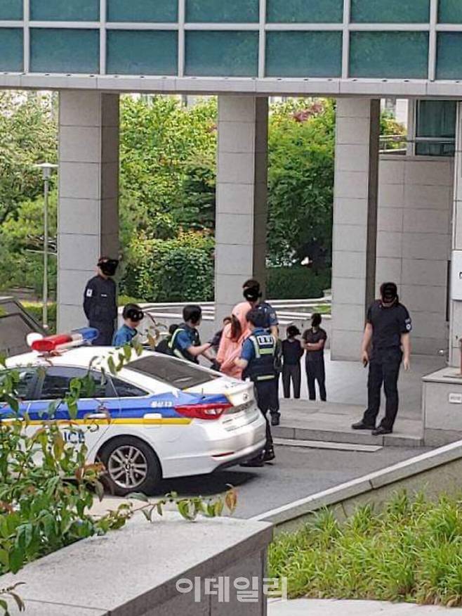 숙명여대서 활보하던 여장남자 경찰 체포