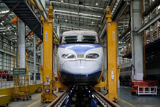 [르포]코레일 열차 '지킴이' 고양정비기지 가보니..700톤 KTX도 '번쩍'