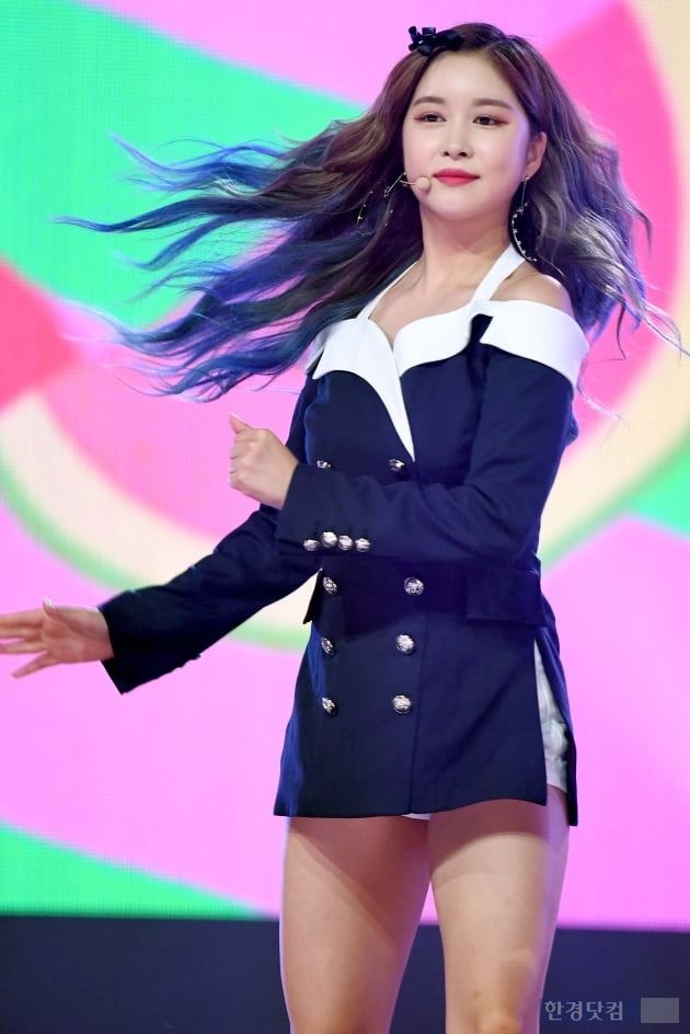 포토 우주소녀 다영 긴 머리 날리며 우아하게~
