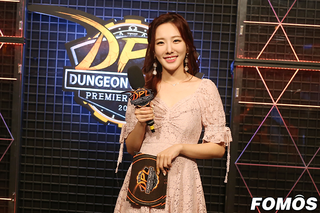 [포토] 카메라 바라보며 웃는 DPL 최시은 아나운서