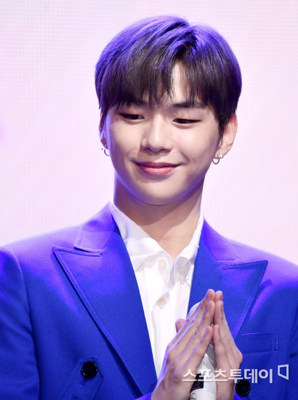 St포토 강다니엘 기자회견 끝났습니다