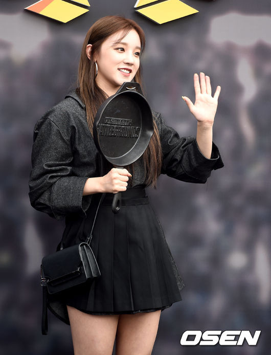 여자아이들 우기 프라이팬들고 깜찍하게 손인사 사진