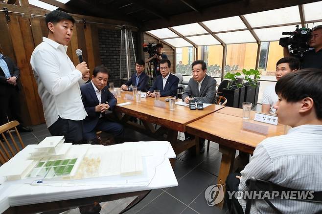 아쿠아포닉스 스마트팜 설명 듣는 이 총리