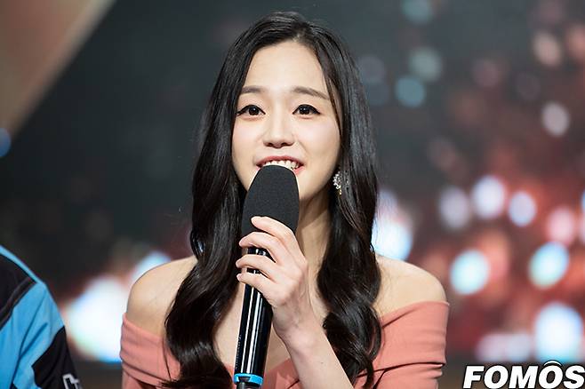 포토 Gsl 무대 인터뷰 중인 문규리 아나운서
