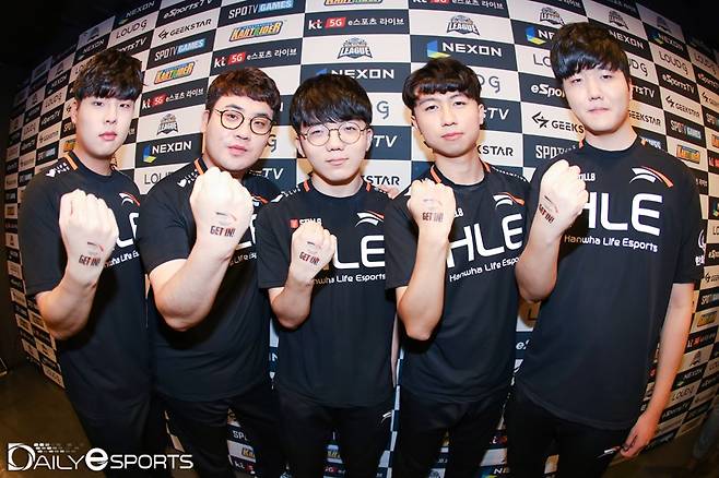 포토 승리 거둔 한화생명 실력 좋은 우리 팀 팀워크 뭉쳐 또 승리