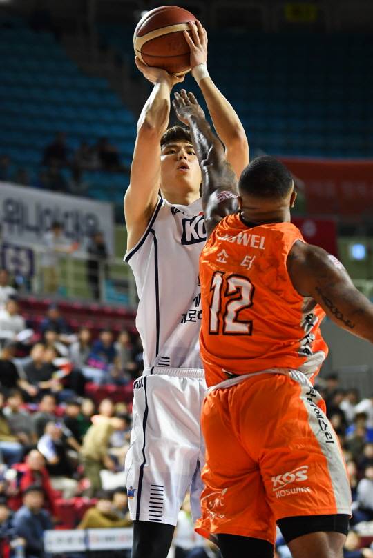 [BK Review] '출전 선수 전원 득점' KCC, 전자랜드 꺾고 시즌 4번째 승리 거둬