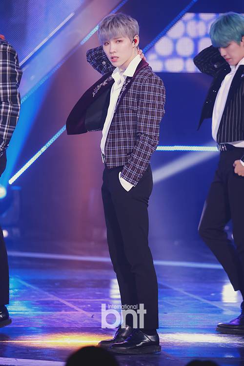 [bnt포토] AB6IX 전웅 '아이고 뒷목이야'