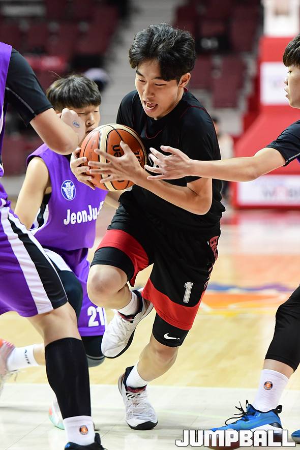 [JB포토] '2019 KBL 스쿨리그 플레이오프' 대송고 류동성 '모두 다 비켜'