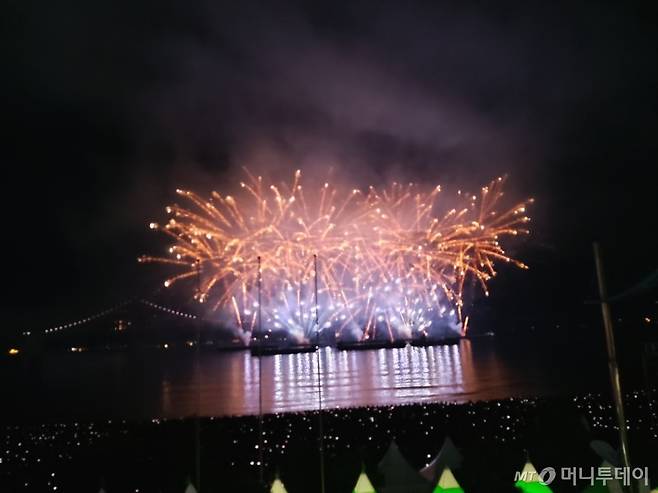 2019 부산 불꽃축제 광안리 밤하늘 수놓아 110만명 매료