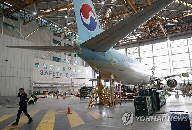 보잉 737ng 항공기 동체 수리중