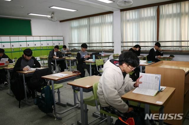 원주 8개 시험장서 긴장 속 수능시험 시작