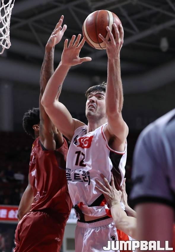 '멀린스 덩크슛 5방' KT, KGC인삼공사 잡고 4연패 탈출