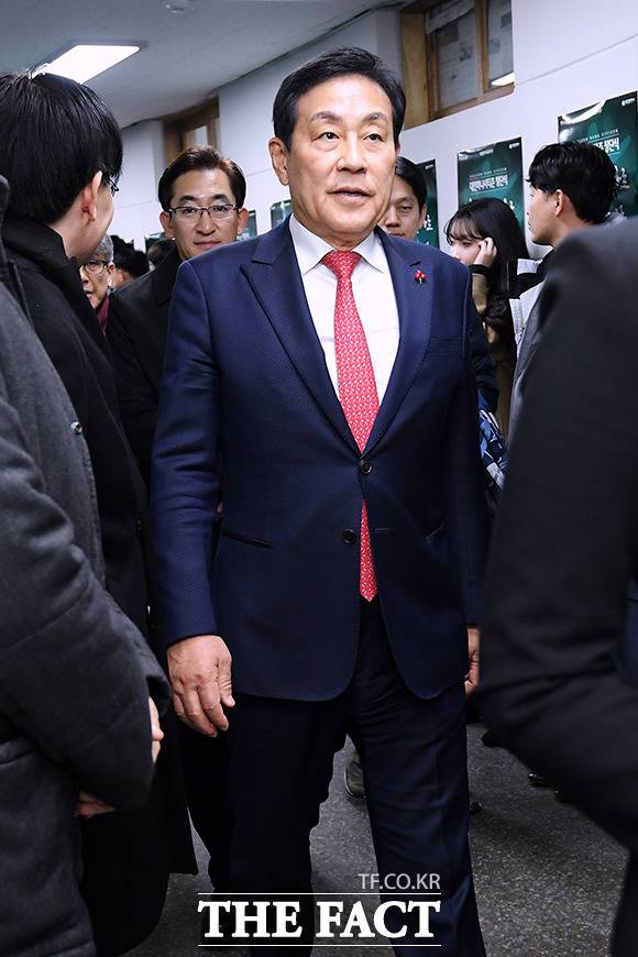 Tf포토 창단식 참석 위해 이동하는 김정태 하나금융그룹 회장