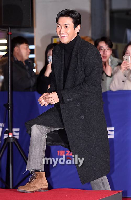 Md포토 최시원 특유의 미소와 함께 등장
