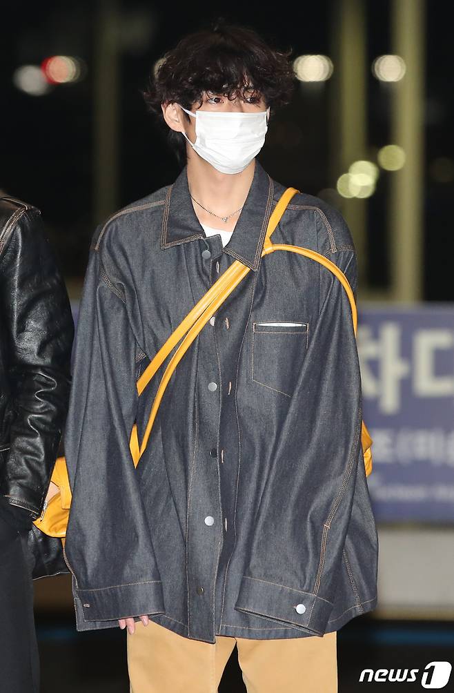 방탄소년단 뷔 공항 패션은 루즈핏 의상에 노랑색 가방