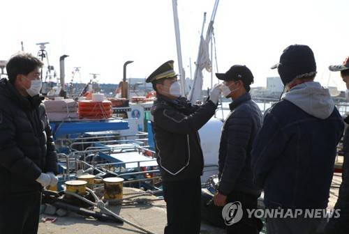 군산해경 외국인 선원에 보건용 마스크 무료 지급